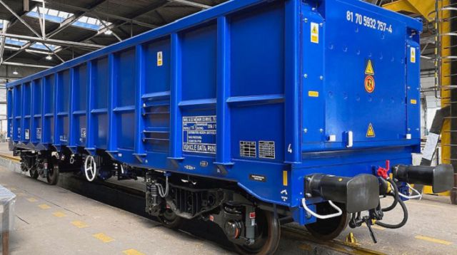 Nowy wagon skrzyniowy JNA-X dla operatora GB Railfreight gotowy do ...